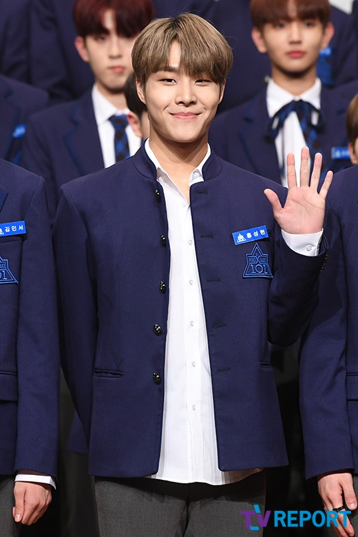 [방송][T포토] '프로듀스X101' 홍성현, '상큼 손인사' | YTN