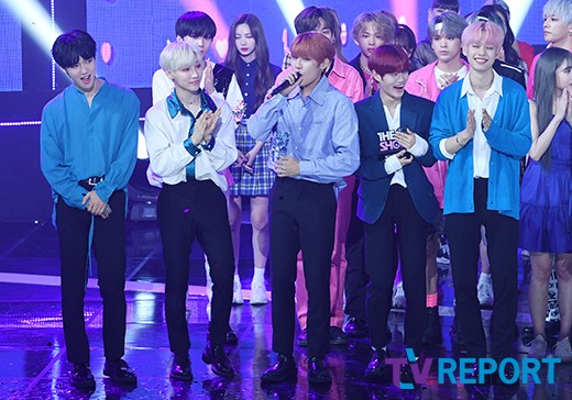 [방송][T포토] AB6IX '감격의 데뷔 첫 1위' | YTN