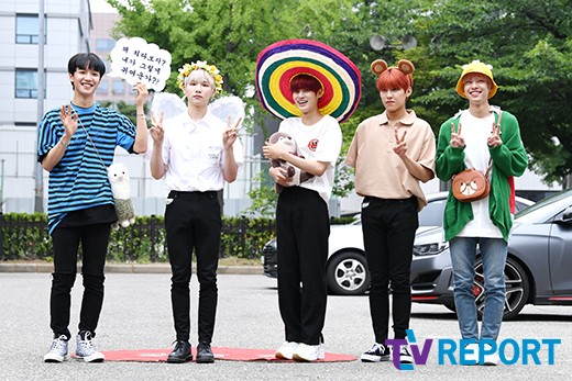 [방송][T포토] AB6IX '앱린이로 변신' | YTN