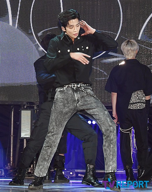 [방송][T포토] SF9 로운 '비현실적인 모델 비율' | YTN