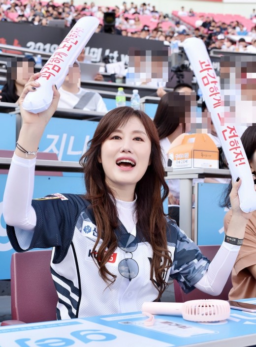 [방송]'불청' 이재영, '시구 누나' 되나?… 28년만에 KT vs NC전 시구 '성공적' | YTN