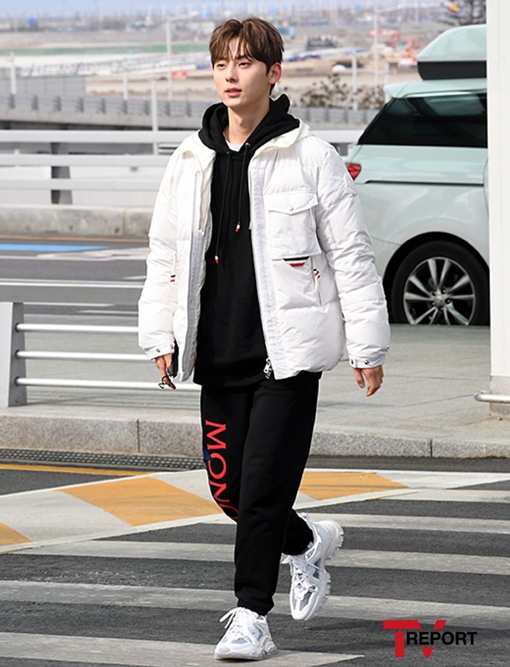 [방송][T포토] 황민현 '공항도 런웨이처럼' | YTN