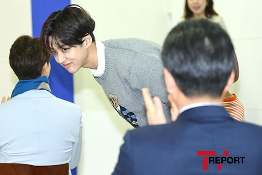 [방송][T포토] 홍석 '꾸벅 90도 인사' | YTN