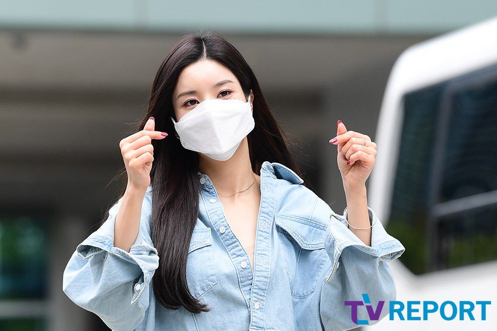 [방송][T포토] 권은비 '설레는 팬서비스' | YTN