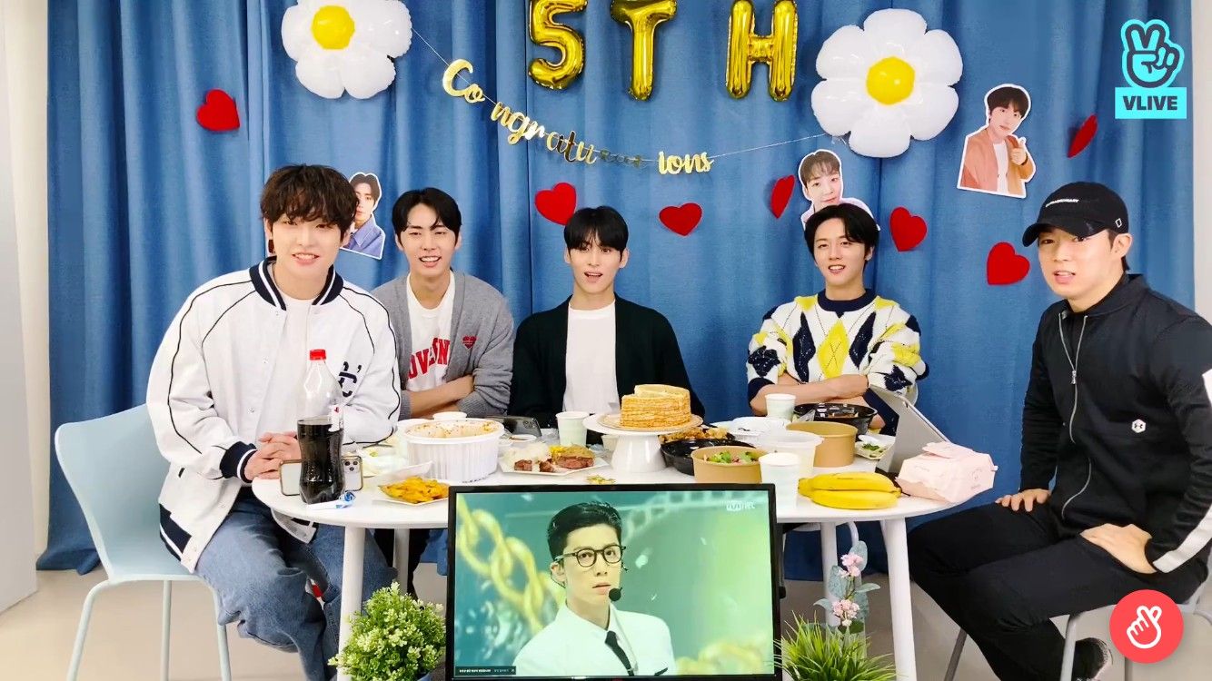 [방송]'데뷔 5주년' SF9 "옆에 있어줘서 감사…지팡이로 응원봉 만들 때까지 함께 해" [V라이브] | YTN
