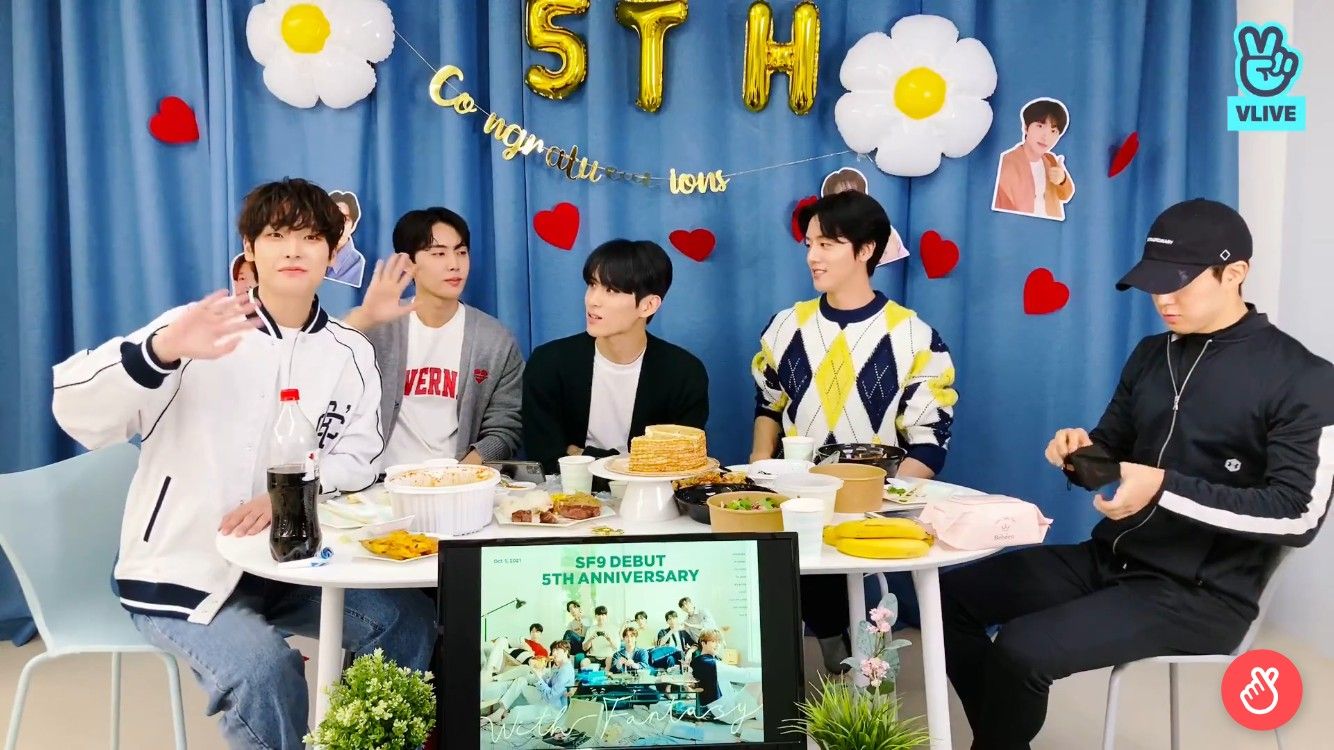 [방송]'데뷔 5주년' SF9 "옆에 있어줘서 감사…지팡이로 응원봉 만들 때까지 함께 해" [V라이브] | YTN