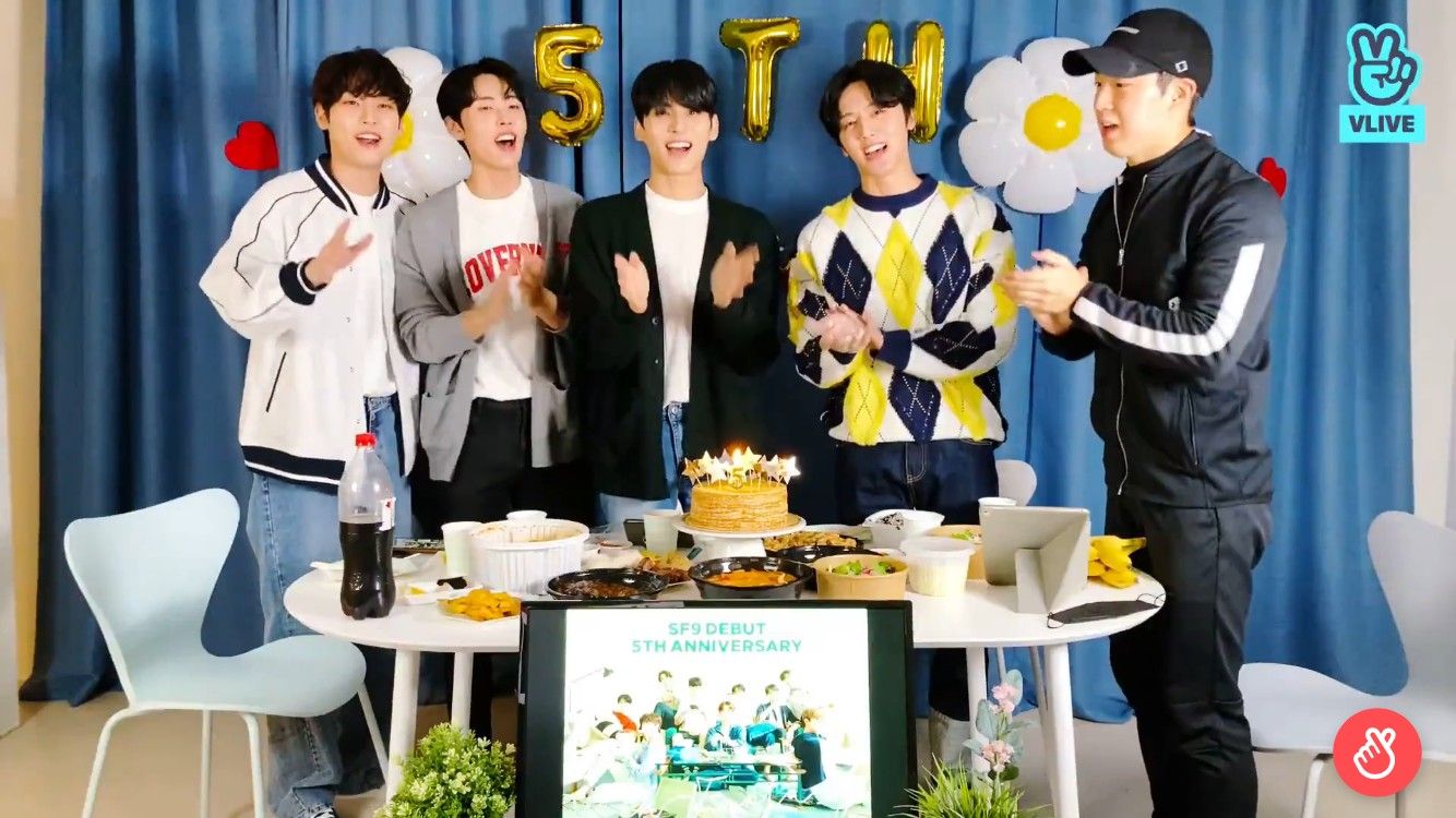 [방송]'데뷔 5주년' SF9 "옆에 있어줘서 감사…지팡이로 응원봉 만들 때까지 함께 해" [V라이브] | YTN