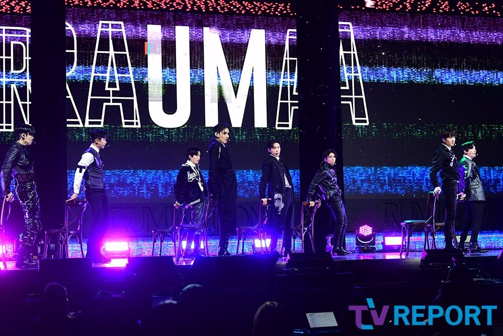 [방송][T포토] SF9 '화려한 의자 퍼포먼스' | YTN