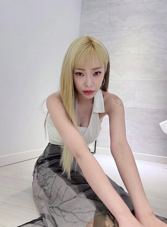 [방송]헤이즈, 개성 넘치는 윙크 포즈에 '웃음' [리포트:컷] | YTN