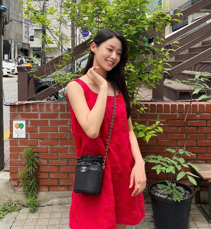 [방송]설현, 미니드레스 입고 상큼상큼... 보정 필요 없는 몸매[리포트:컷] | YTN