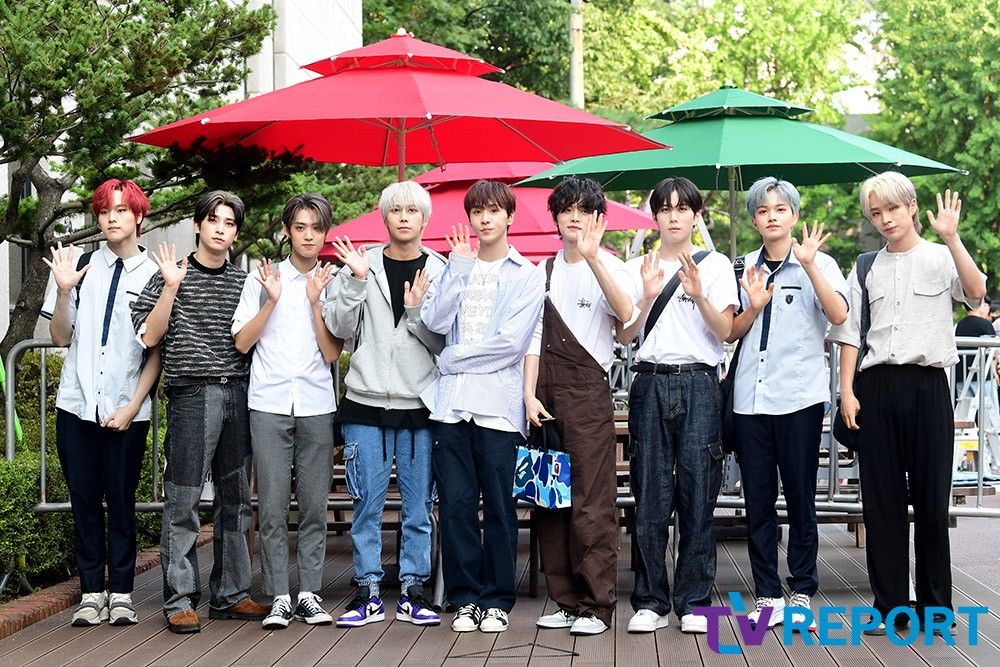 [방송][T포토] BAE173 '완전체 출근' | YTN