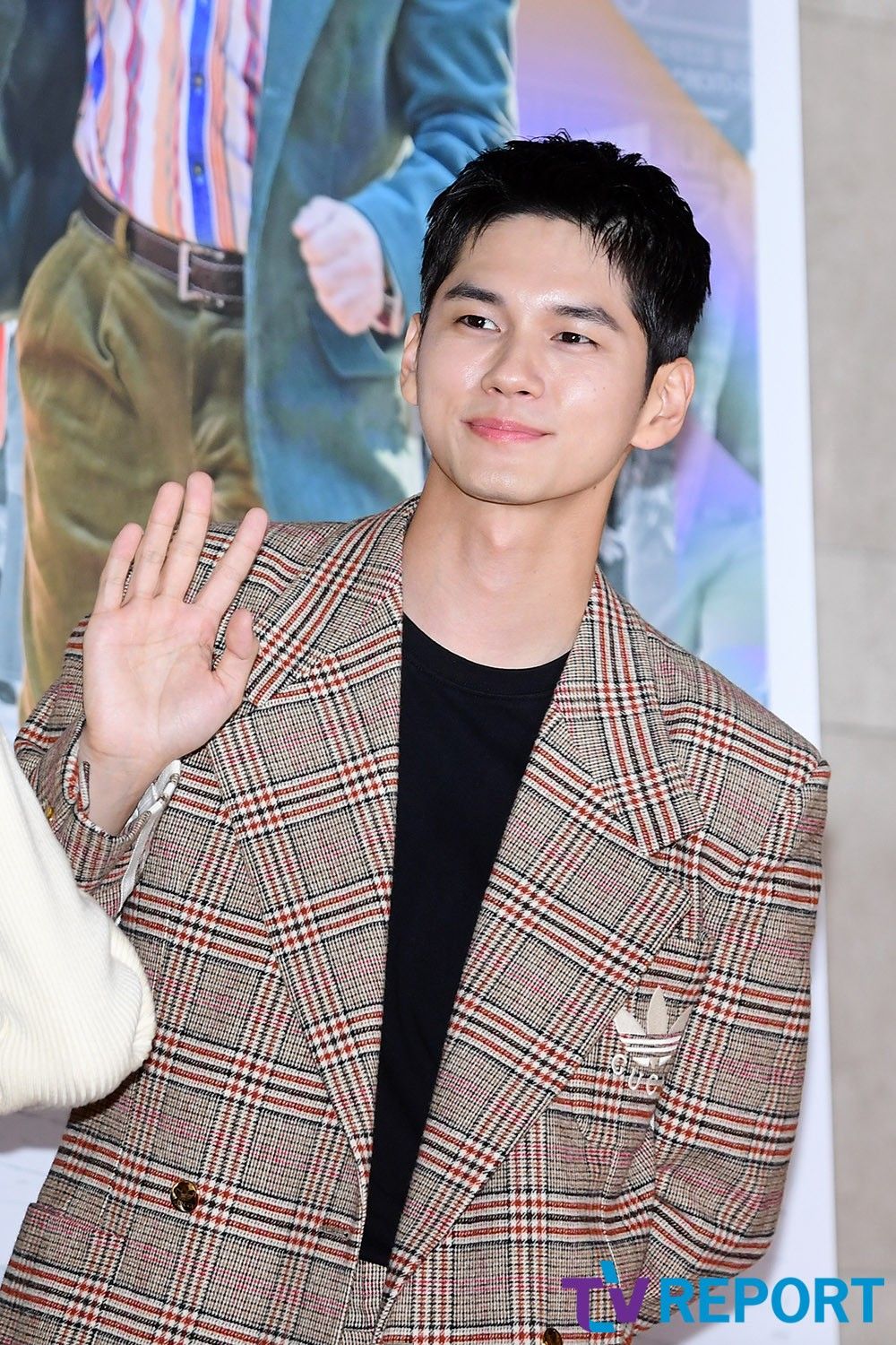 [방송][T포토] 옹성우 '극장 밝히는 훈훈함' | YTN