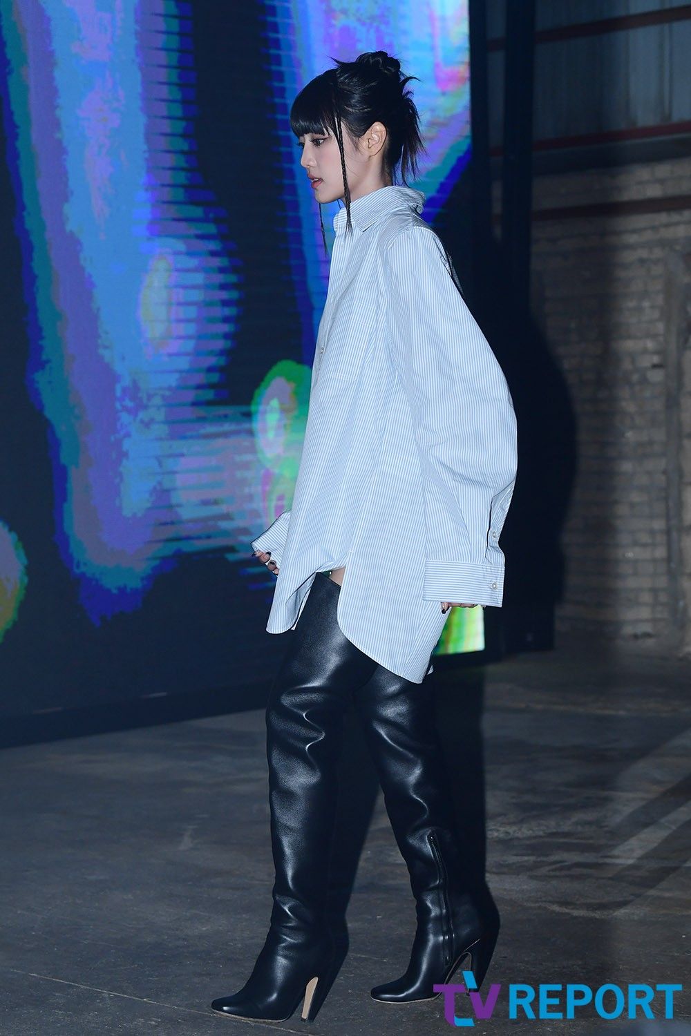 [방송][T포토] 민니 '롱부츠 신고 워킹' | YTN