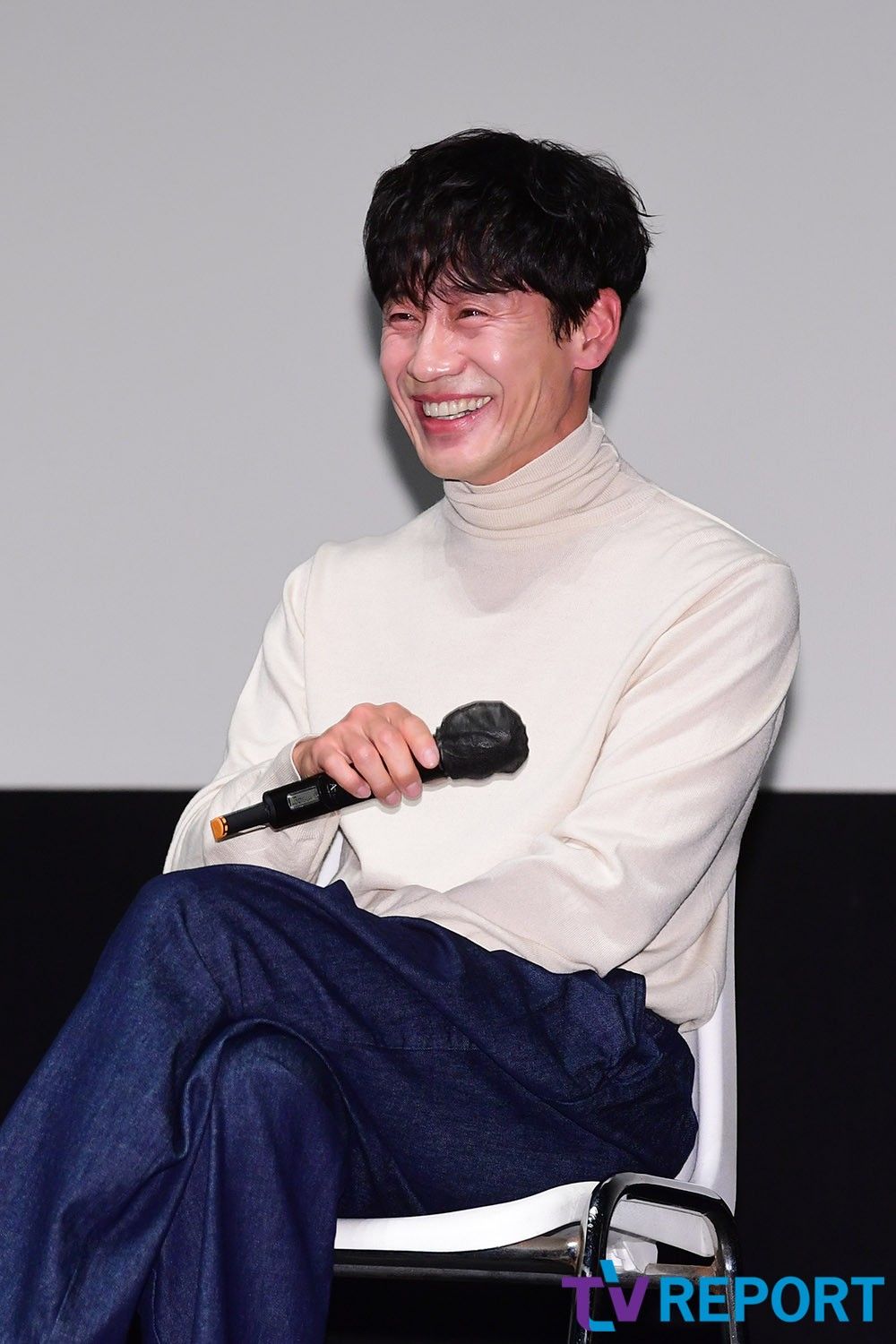 [방송][T포토] 신하균 '웃다가 빨개진 얼굴' | YTN