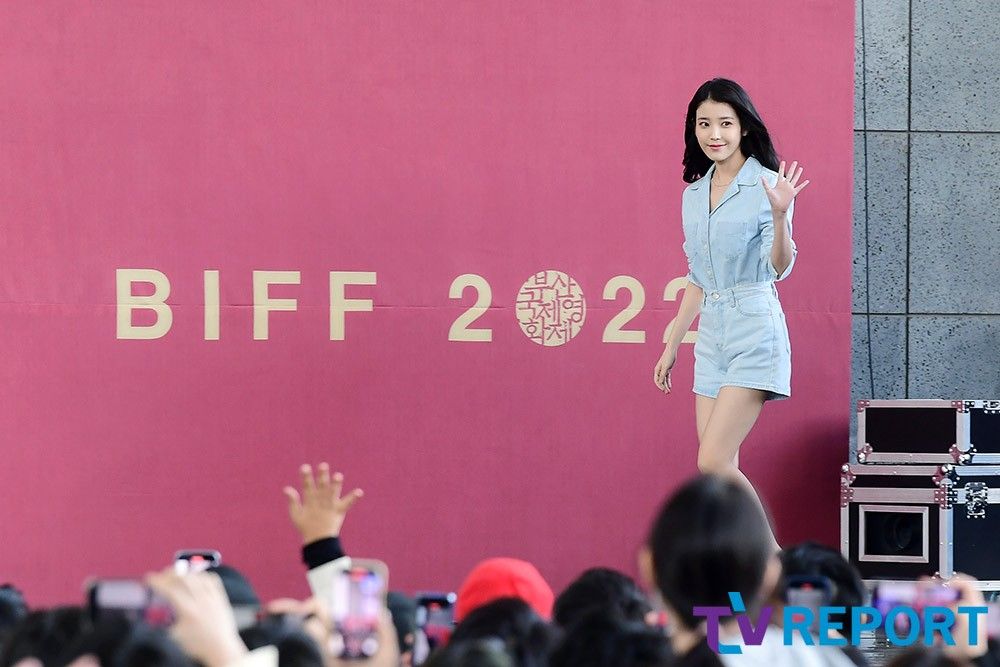 [방송][T포토] 아이유 '배우 이지은으로 BIFF 왔어요' | YTN