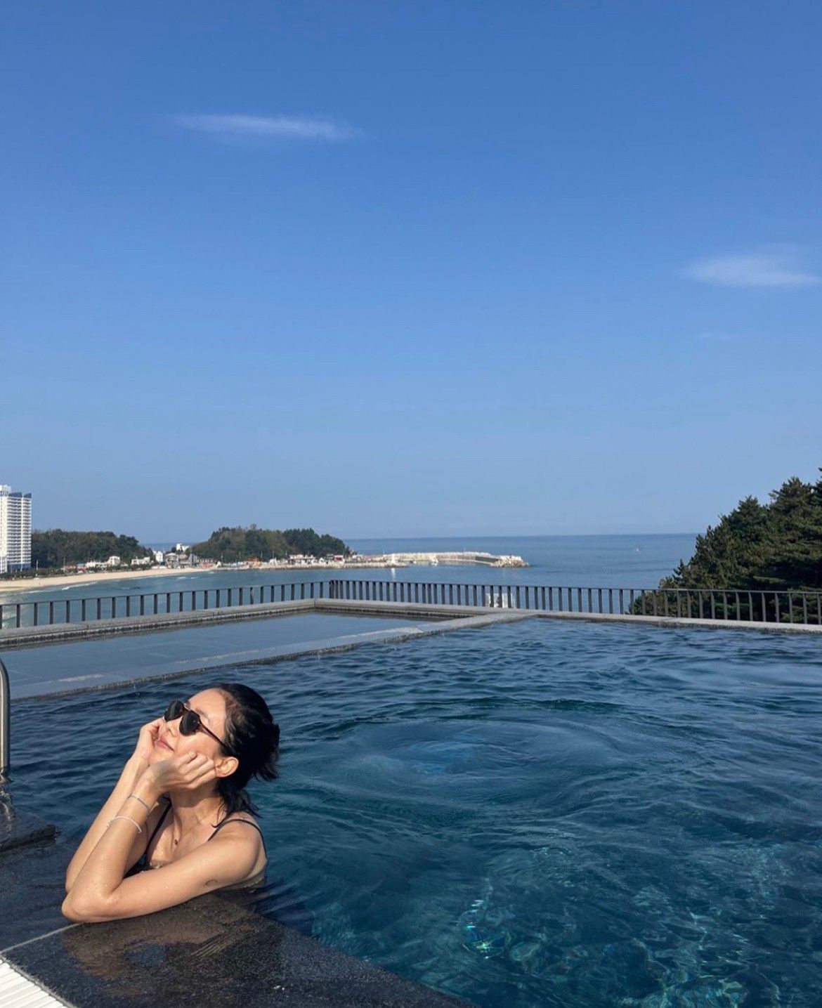 [방송]'172cm·48kg' 채정안, 명품 비키니 자태 [리포트:컷] | YTN