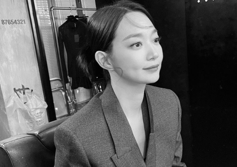 [방송]“김우빈♥” 신민아, 흑백+추위 뚫는 상큼미[리포트:컷] | YTN