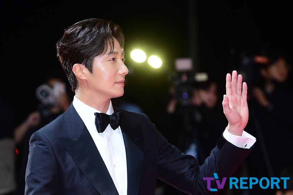 [방송][T포토] 정일우 '그림같은 손인사' | YTN