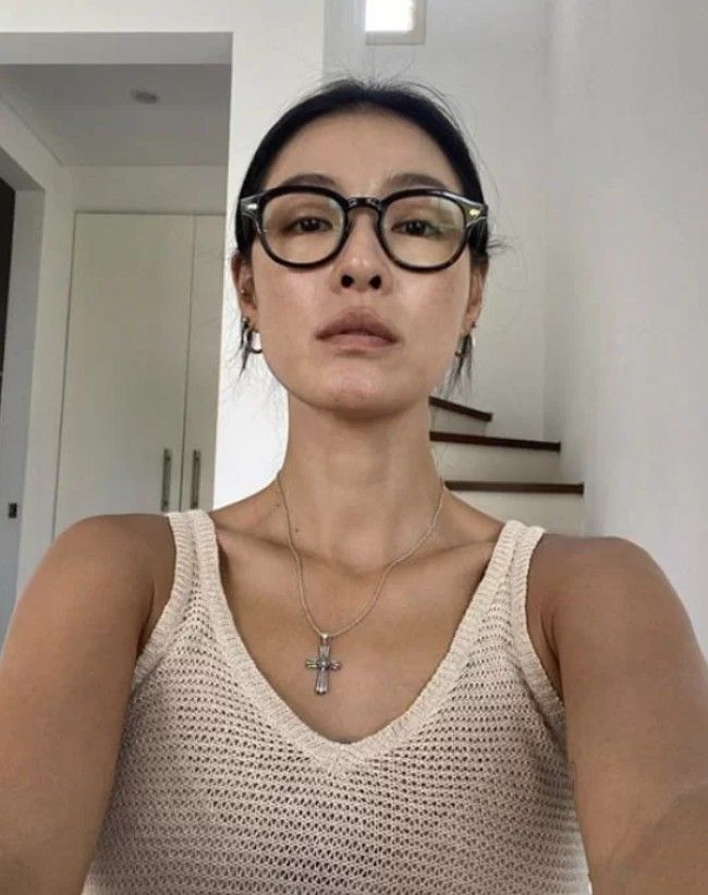 [방송]가희 "글씨 사이즈는 안 키울 테다" 노안 안경 쓴 근황 | YTN