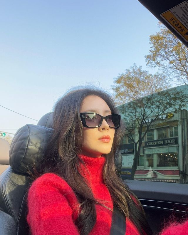 [방송]서현, 새빨간 목폴라에 선글라스까지 [리포트:컷] | YTN