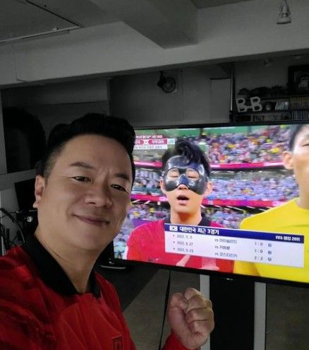 [방송]김태균, 월드컵 대표팀 우루과이전 응원 "무조건 필승" [리포트:컷] | YTN