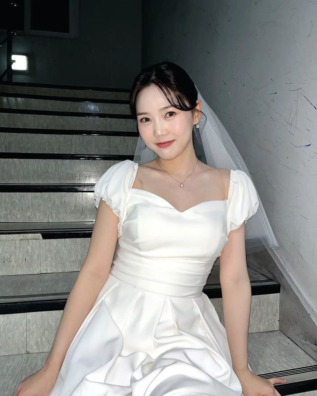 [방송]효정, 계단에 걸터앉은 순백의 신부 "내 남편 어디에" | YTN