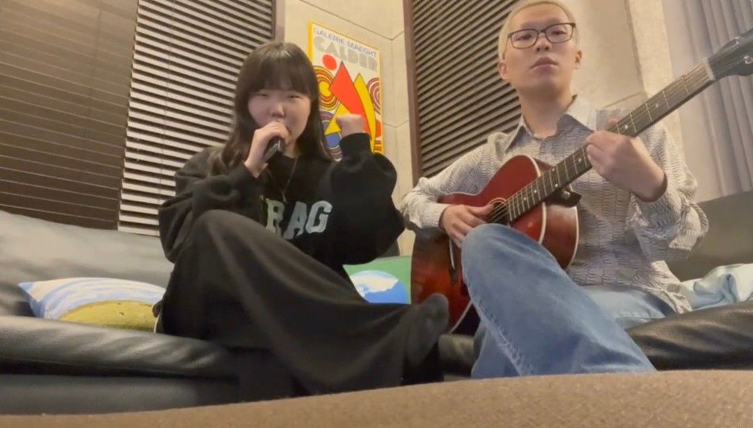[음악]AKMU, 집에서 다시 부른 10주년 '다리꼬지마' | YTN