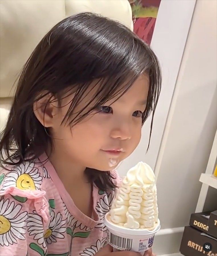 [방송]바다 딸 루아, 얼마나 귀엽길래 "이모 삼촌 팬들 힐링하세요" | YTN