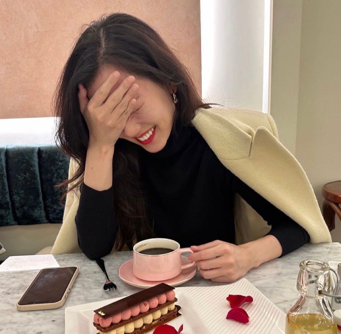 [방송]신현빈, 실제로 ‘빵’ 터진 리얼 미소.. 사랑스러움 가득 | YTN