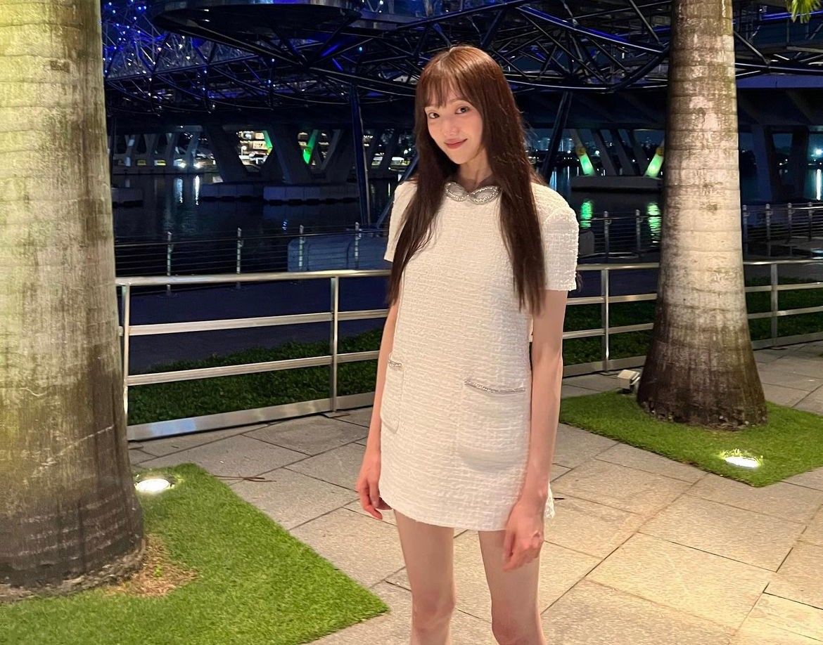 [방송]이성경, 초미니 원피스 룩.. 바비인형 각선미 ‘깜짝’ | YTN