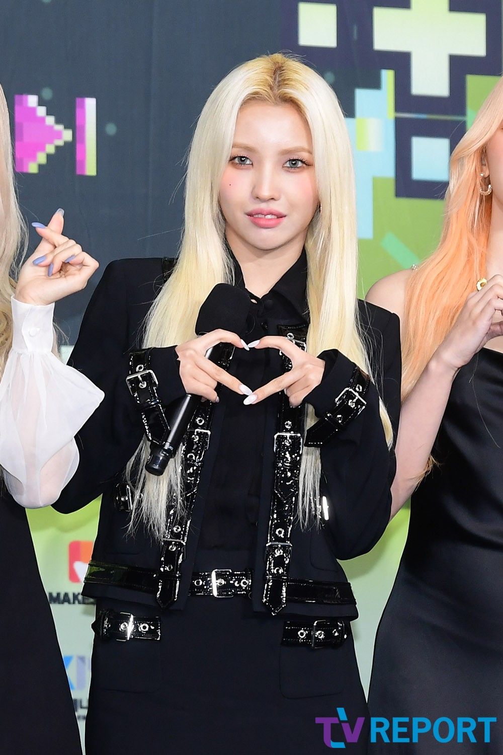 [방송][T포토] 소연 '하트 만들었어요~' | YTN