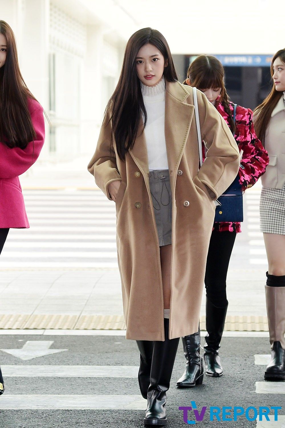 [방송][T포토] 안유진 '공항에서 나홀로 화보' | YTN