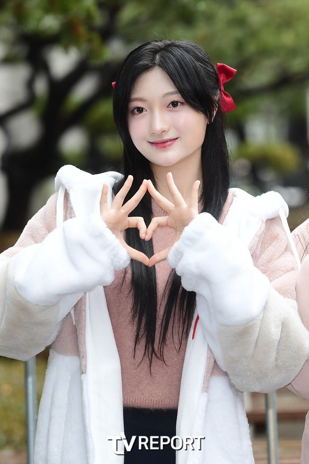 [방송][T포토] 로나 '애교 가득 하트' | YTN