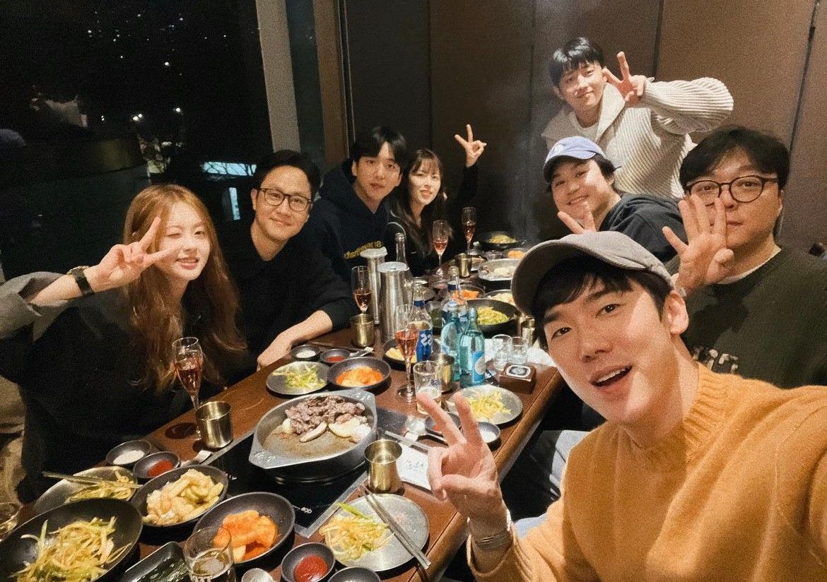 [방송]'응답하라 1994' 주역들이 한자리에? 유연석, 고아라 다 모였네 | YTN