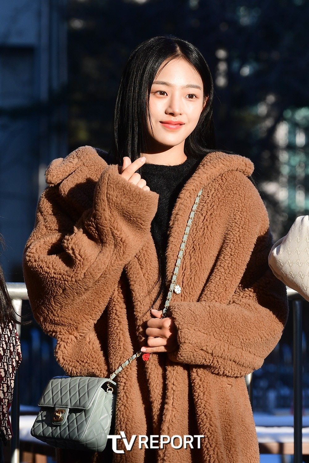 [방송][T포토] 민지 '청순 터지는 출근길' | YTN